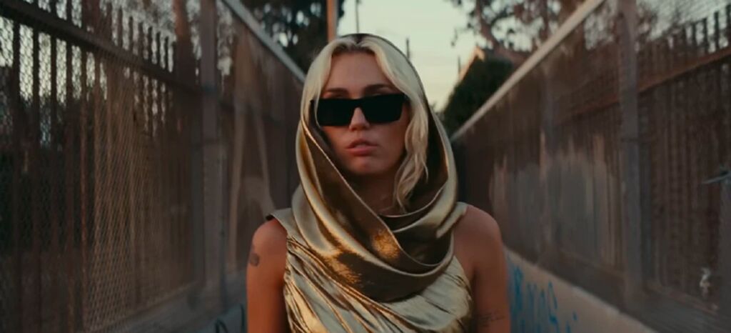 Miley Cyrus dévoile le titre Flowers et annonce un nouvel album