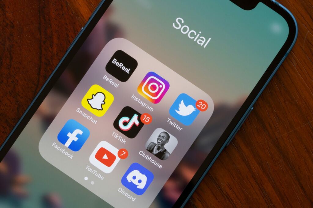 5 œuvres pour comprendre (ou mieux connaître) les réseaux sociaux