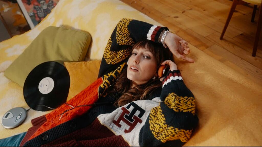 Ehla, la sœur de Clara Luciani, dévoile “Pause”, son premier album