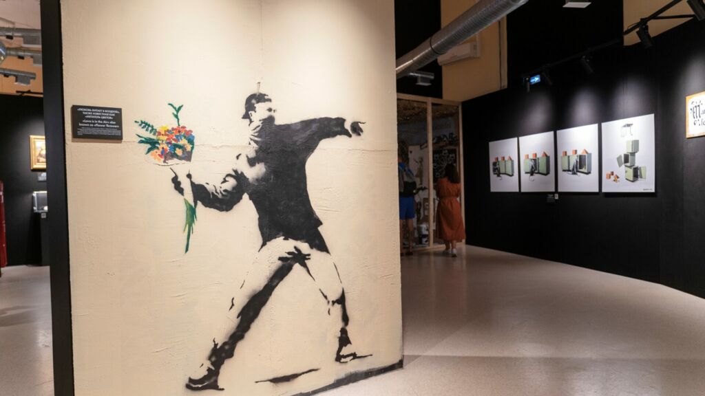 L'artiste Banksy inaugure sa première exposition officielle depuis 2009