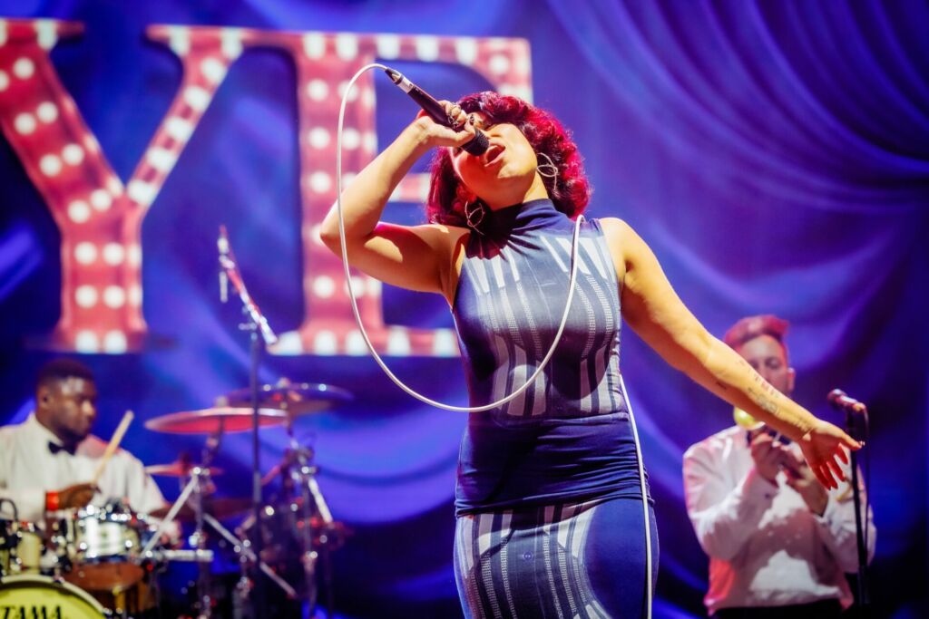 Raye : 3 chansons pour découvrir la grande gagnante des Brit Awards