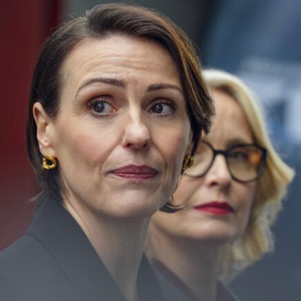 Cassandra sur Netflix : que vaut cette série entre Black Mirror et M3gan